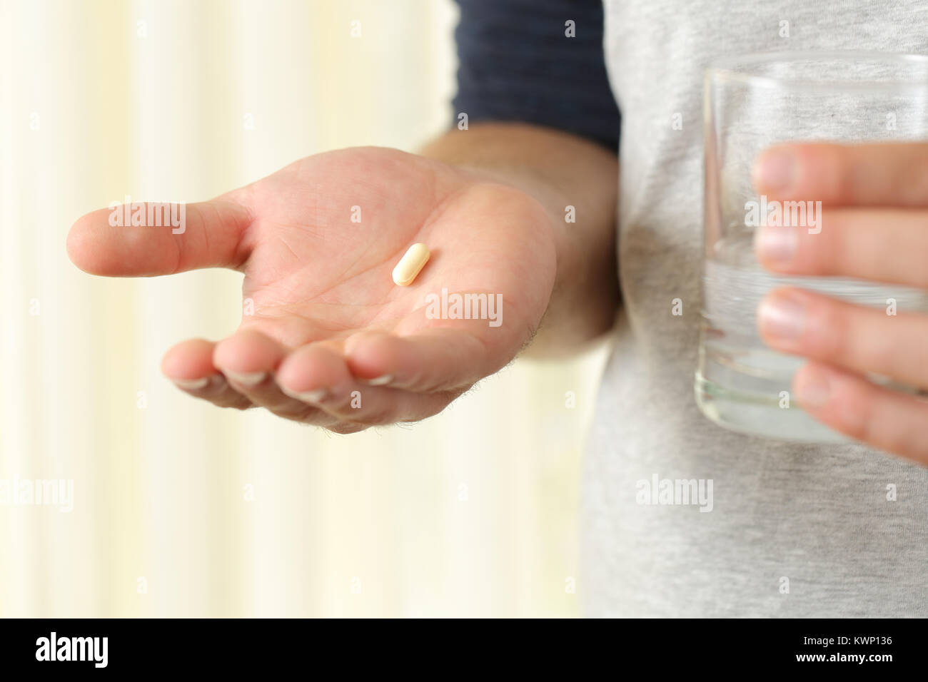 Paracetamol hand hi-res stock photography and images - Alamy