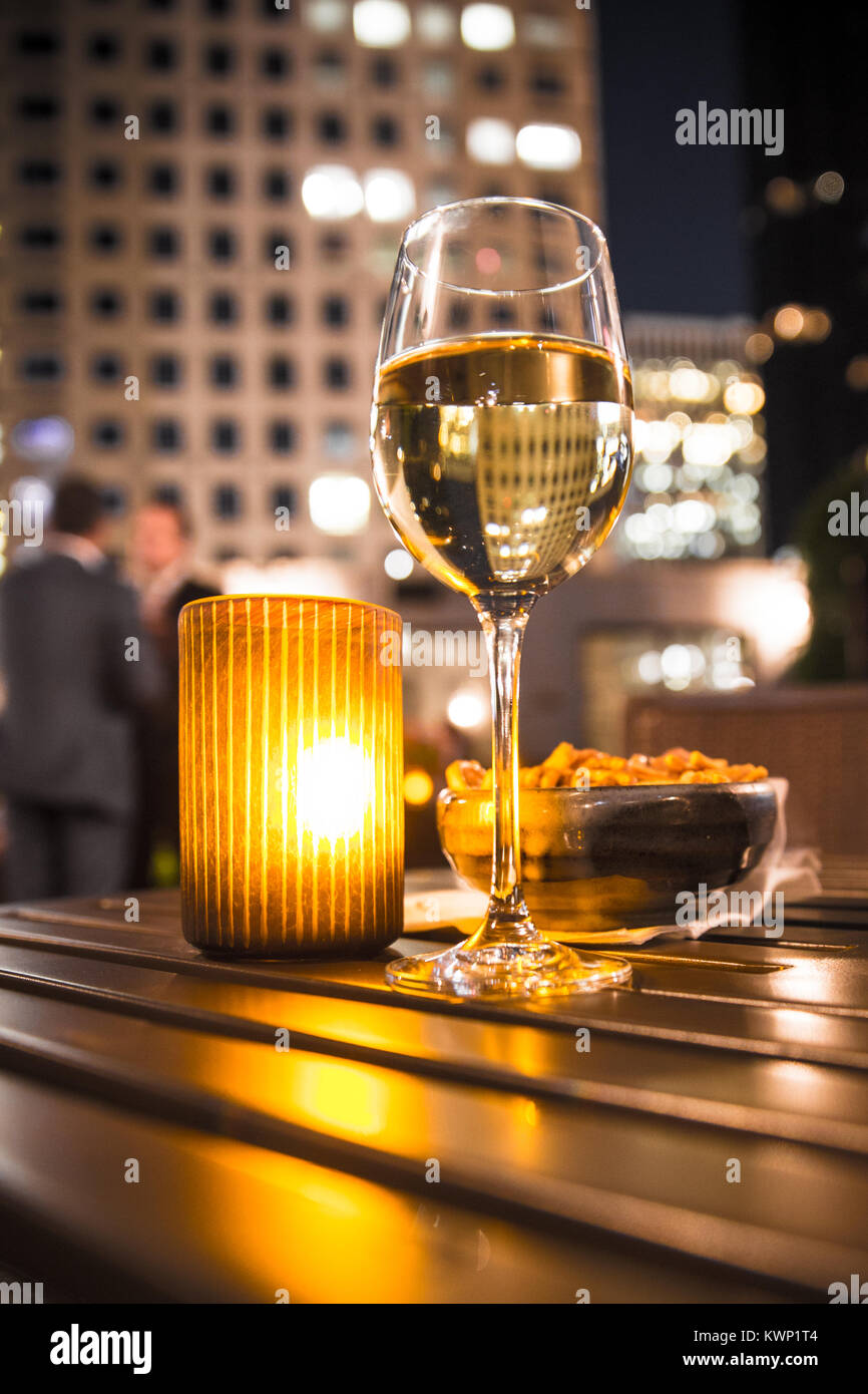 Nyc rooftop dining skyline hi-res stock photography and images - Alamy