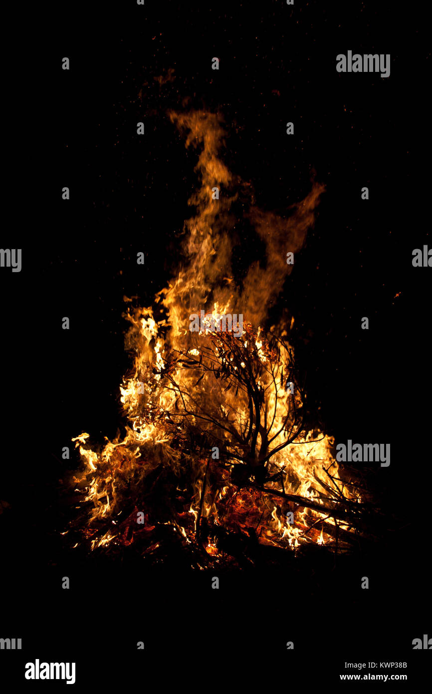 Back burning to control wildfire hi-res stock photography and images ...