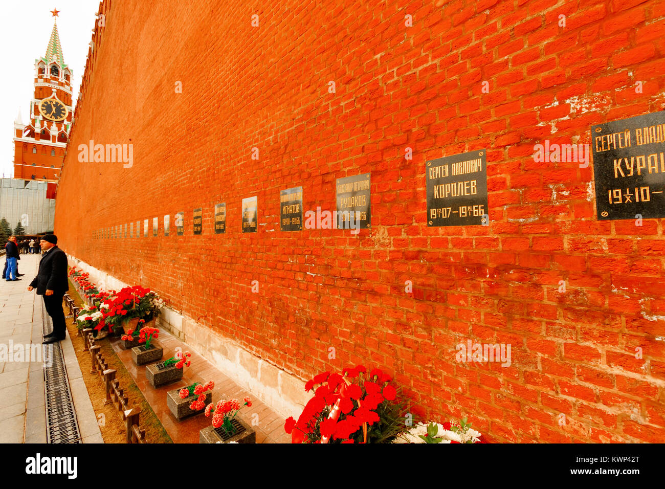 Kremlin wall necropolis hi-res stock photography and images - Alamy