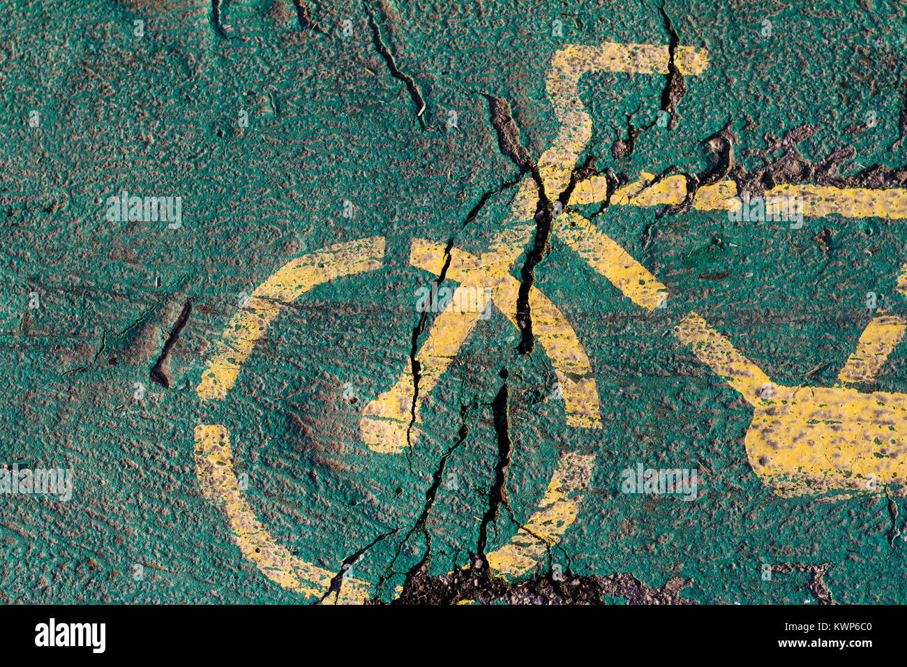 Yellow line on cracked asphalt hi-res stock photography and images - Alamy