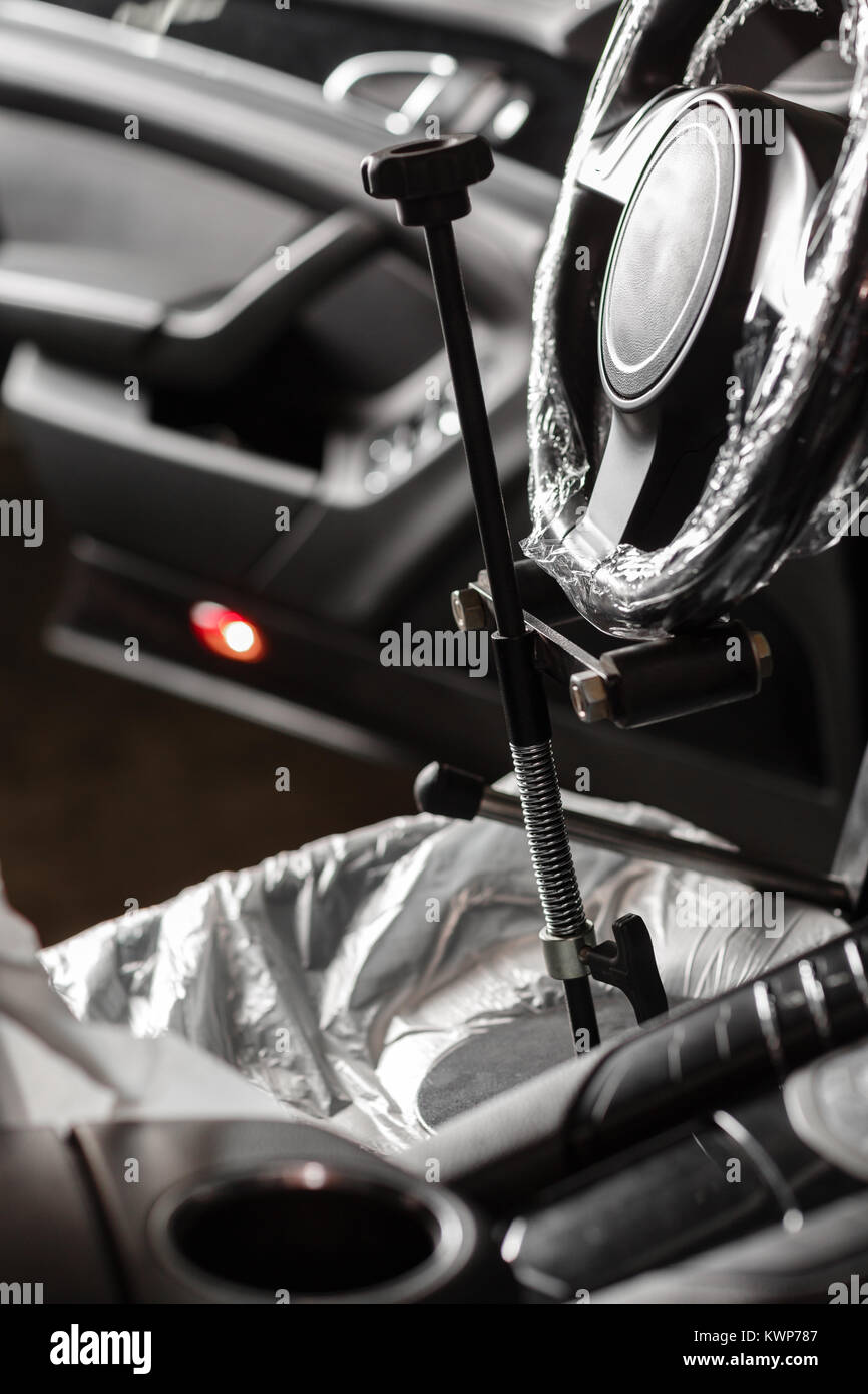 Car alignment platform hi-res stock photography and images - Alamy