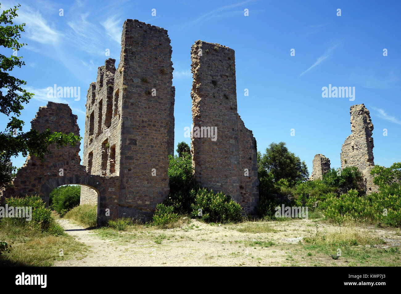 Run down medieval castle ruins hi-res stock photography and images - Alamy