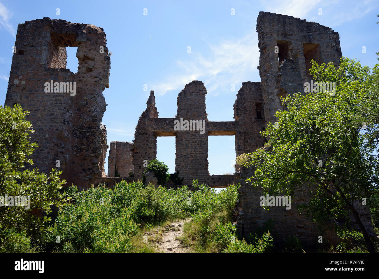 Run down medieval castle ruins hi-res stock photography and images - Alamy