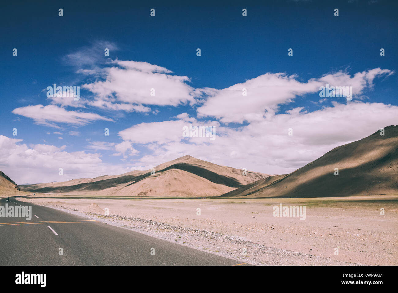 empty asphalt road in mountain valley in Indian Himalayas, Ladakh ...