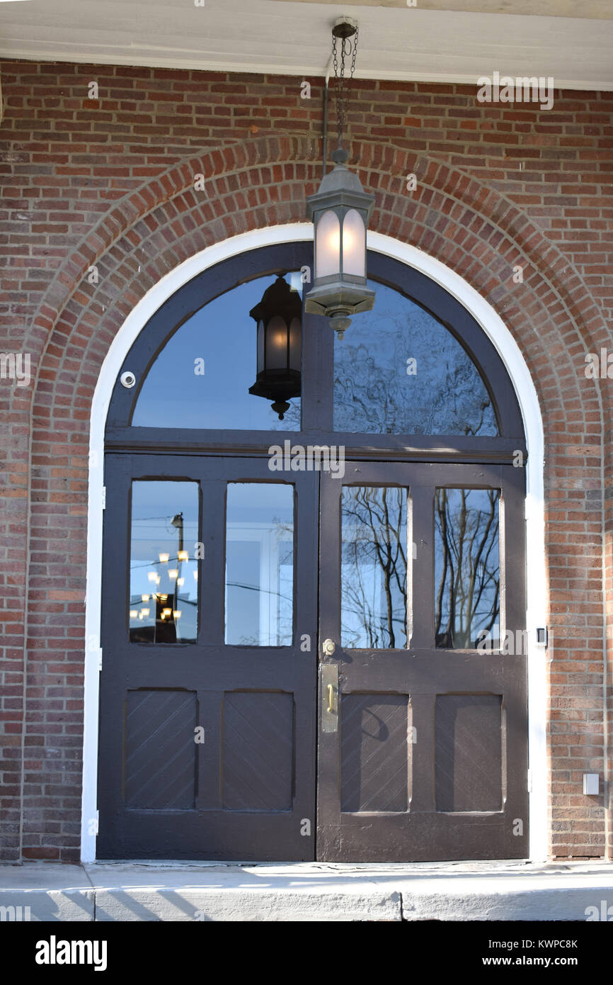 Closed door double doors hi-res stock photography and images - Alamy