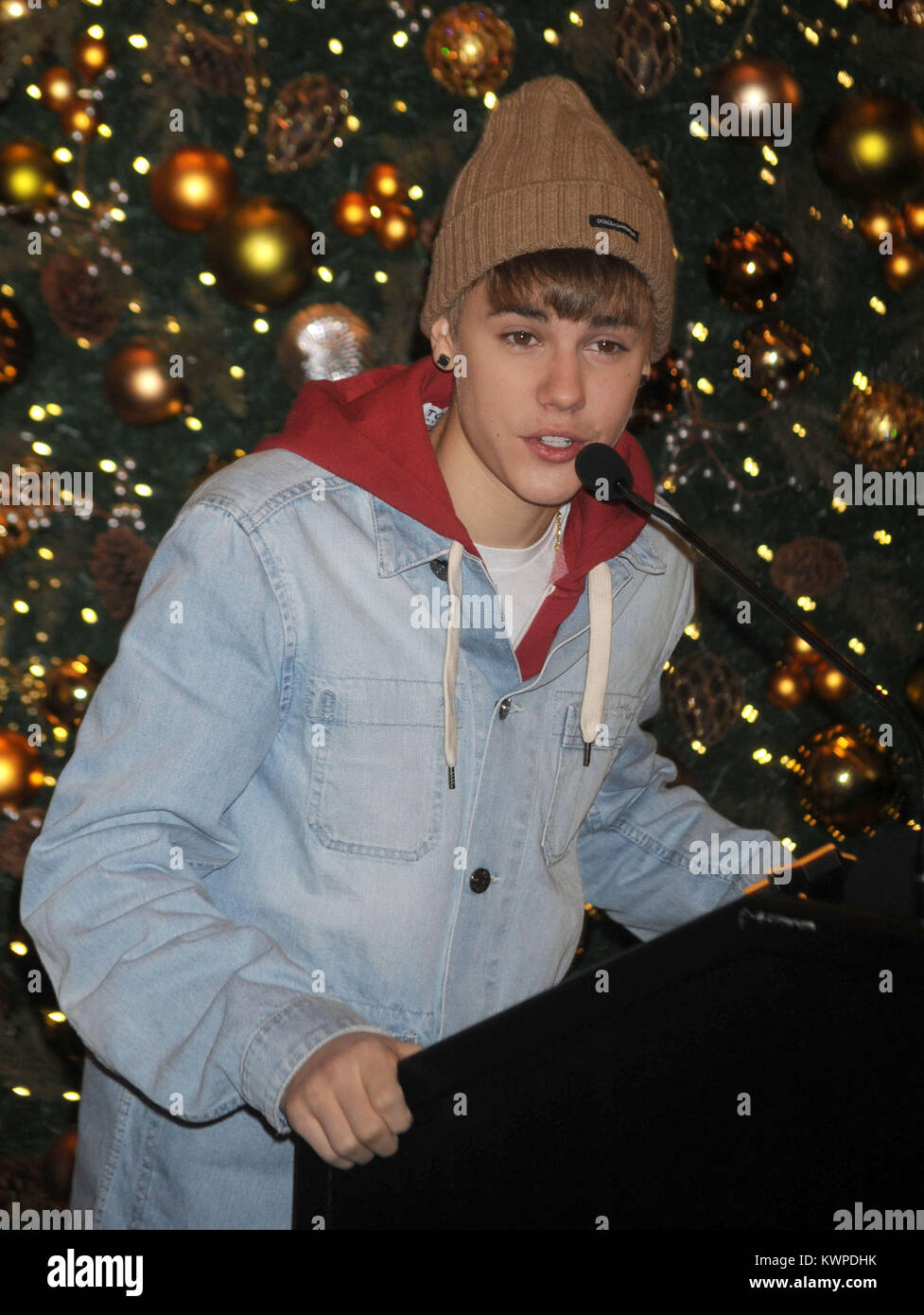 NEW YORK - NOVEMBER 18: Justin Bieber lights the Empire State Building ...