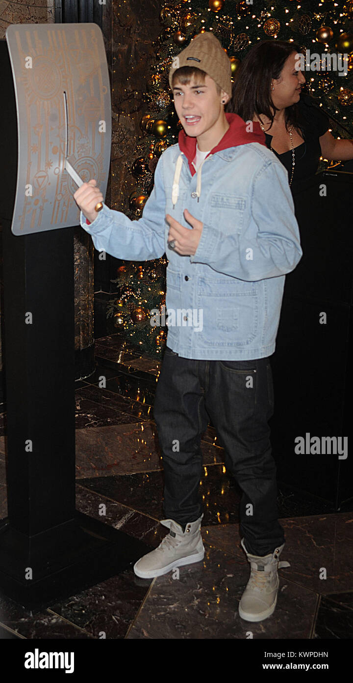 NEW YORK - NOVEMBER 18: Justin Bieber lights the Empire State Building ...