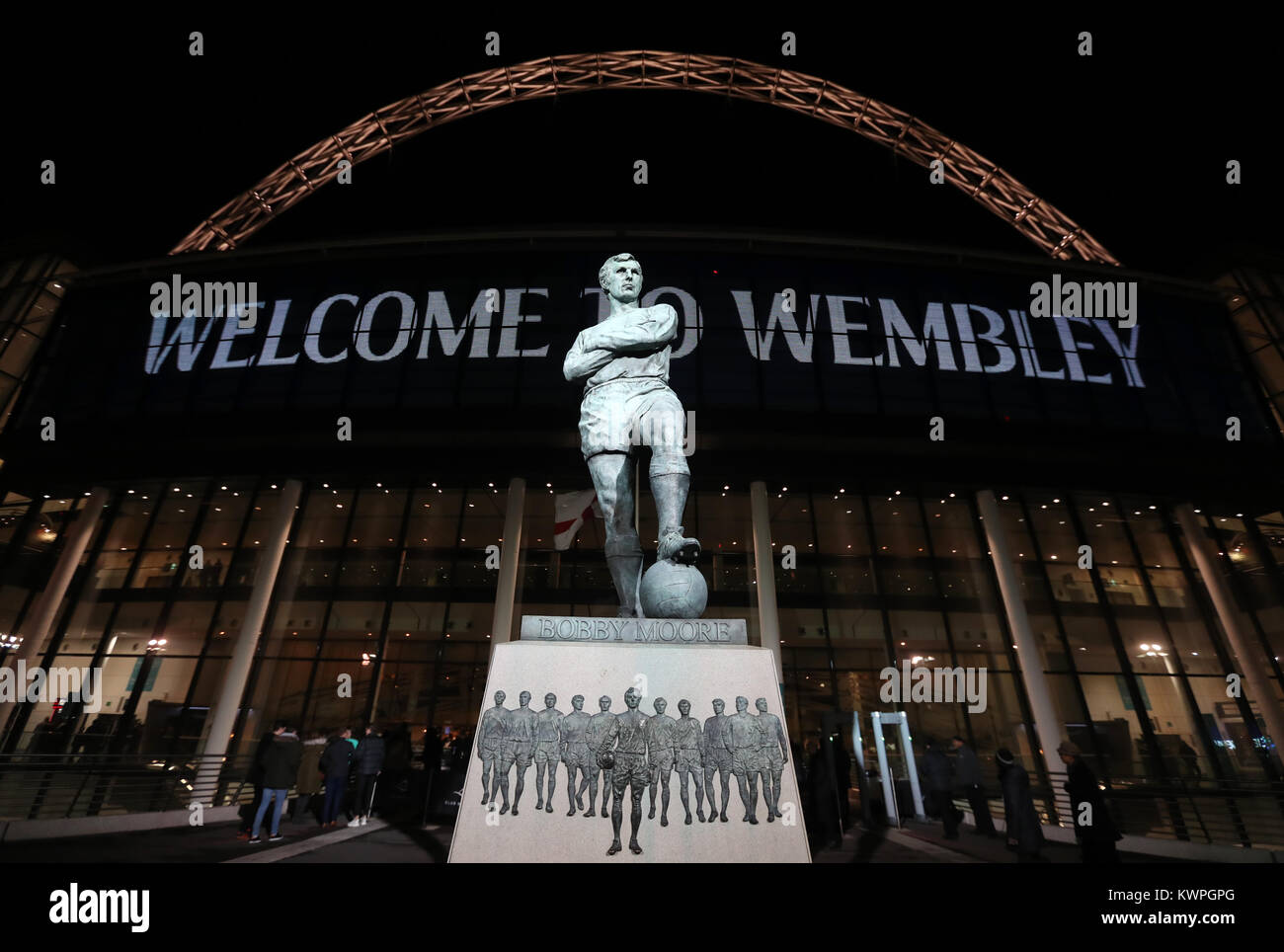 The bobby moore statue at wembley stadium hi-res stock photography and ...
