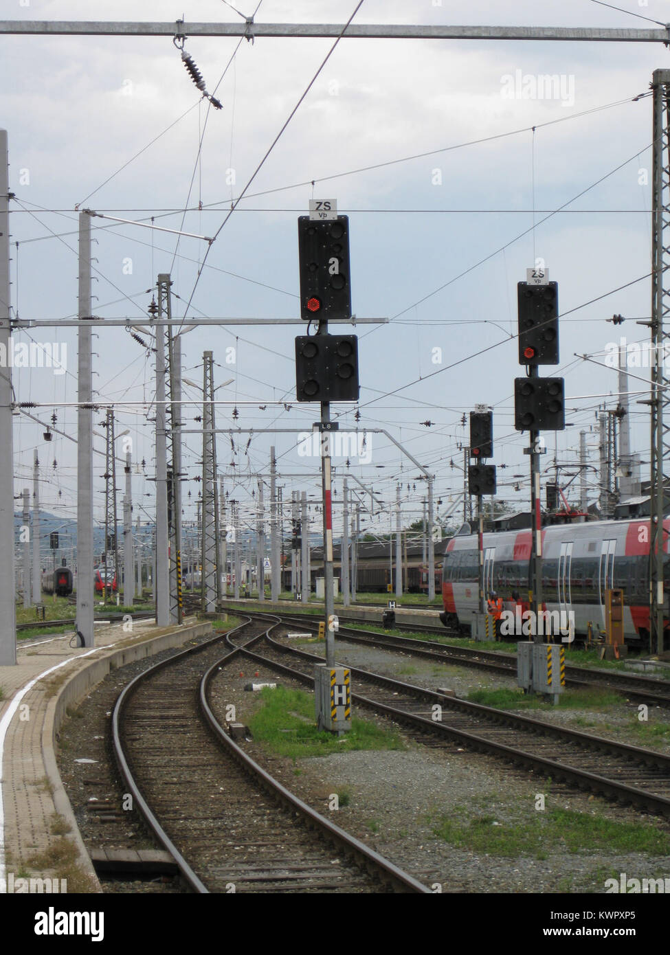ÖBB Kombisignal Halt Stock Photo - Alamy