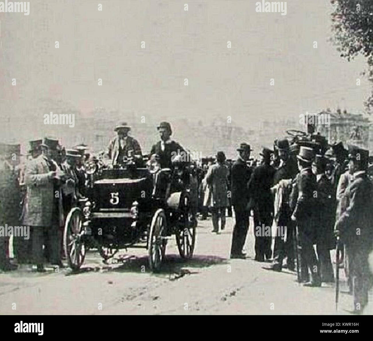 This 1895 photograph captures émile Levassor and Charles d’Hostingue in ...
