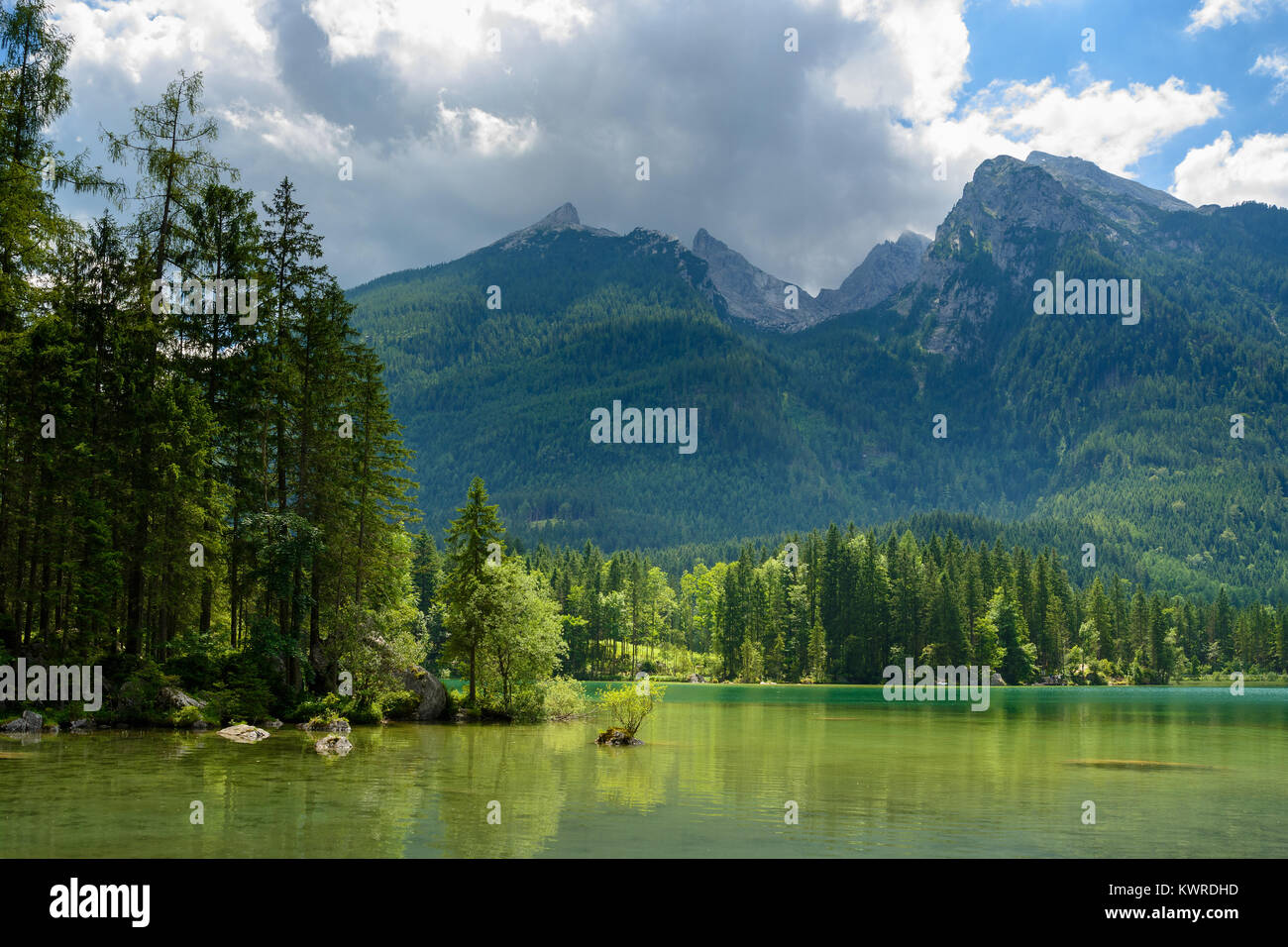 Green waters and green mountains hi-res stock photography and images ...