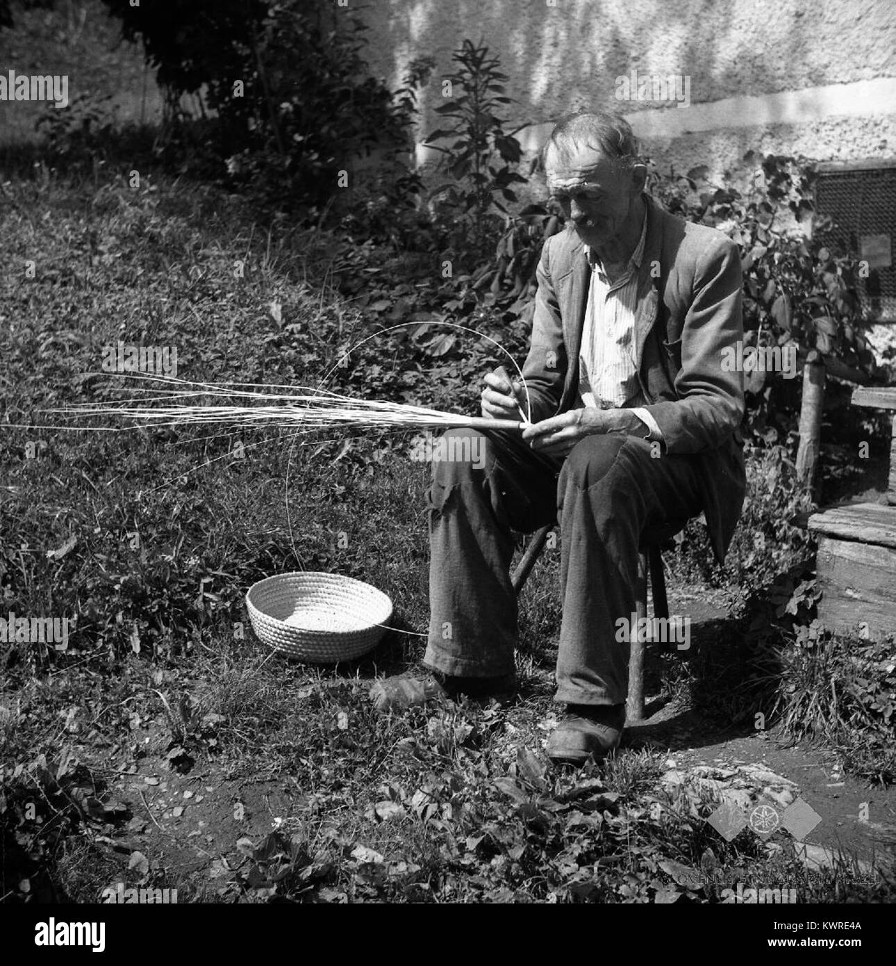 Raspet Jože plete 'slamco' (začetek pletenja). Zakriž 1954 (2 Stock ...