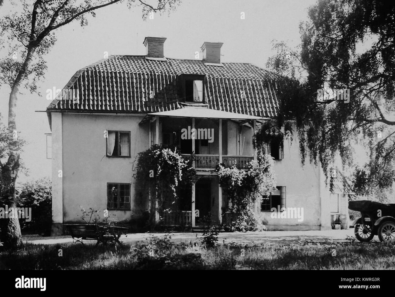 Photograph of building construction from the 1910s showing ...