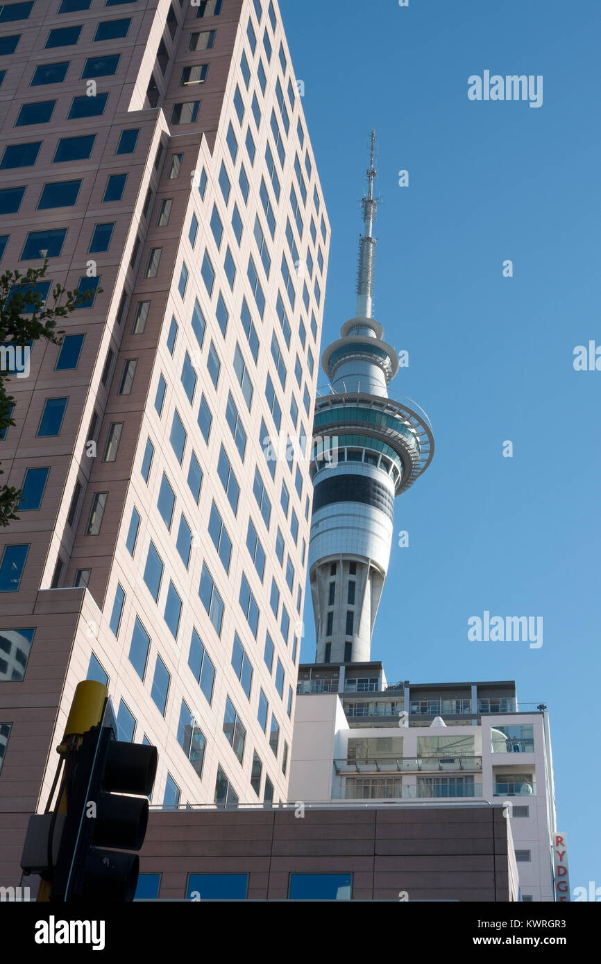 Modern high rise office block hi-res stock photography and images - Alamy