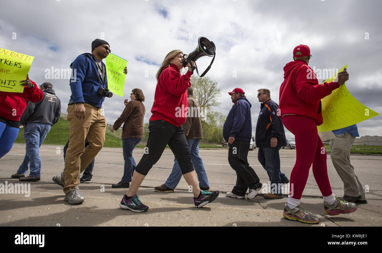 Milan, Iowa, USA. 20th Apr, 2017. Sofia Simons of CWA 7110 leads chants ...