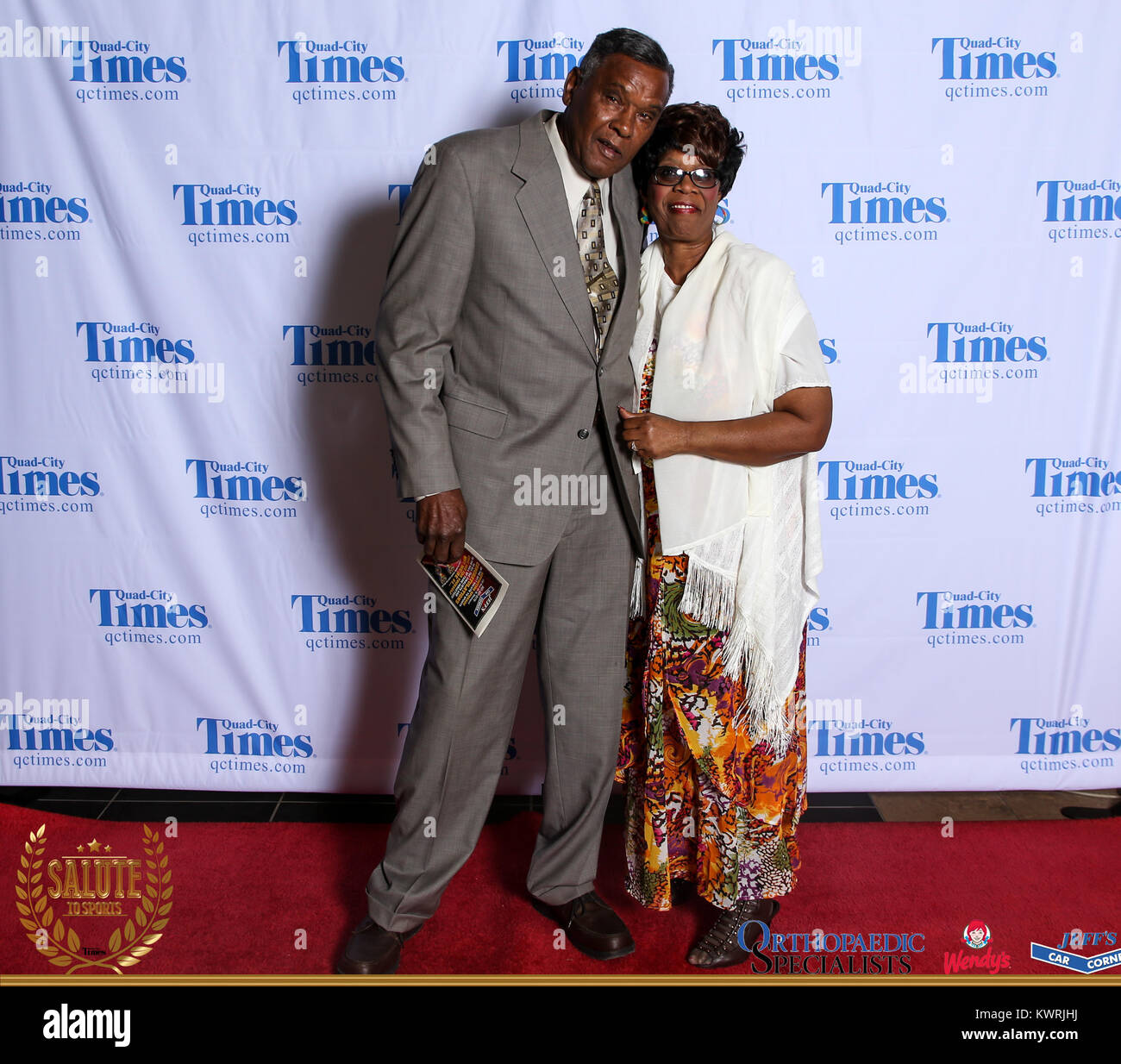 Bettendorf, Iowa, USA. 3rd May, 2017. Guests pose for photos on the red ...