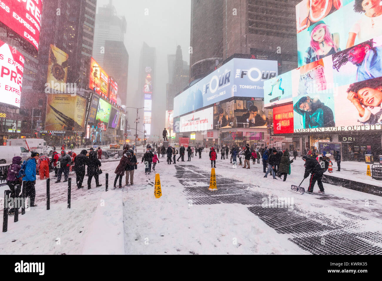 New York, USA. 4th Jan, 2018. Heavy snowfall on Times square in New ...
