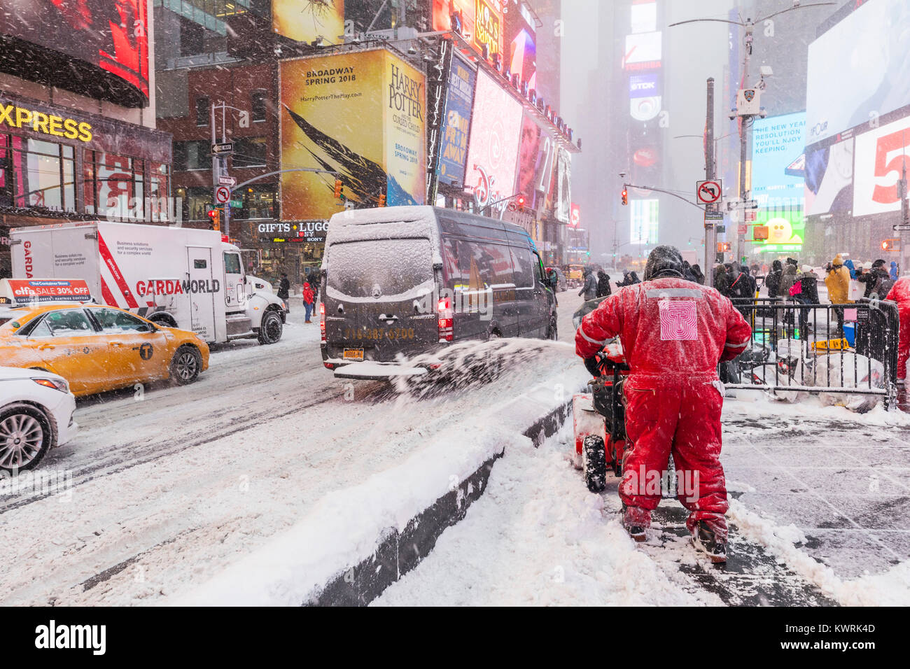 New York, USA. 4th Jan, 2018. Heavy snowfall on Times square in New ...