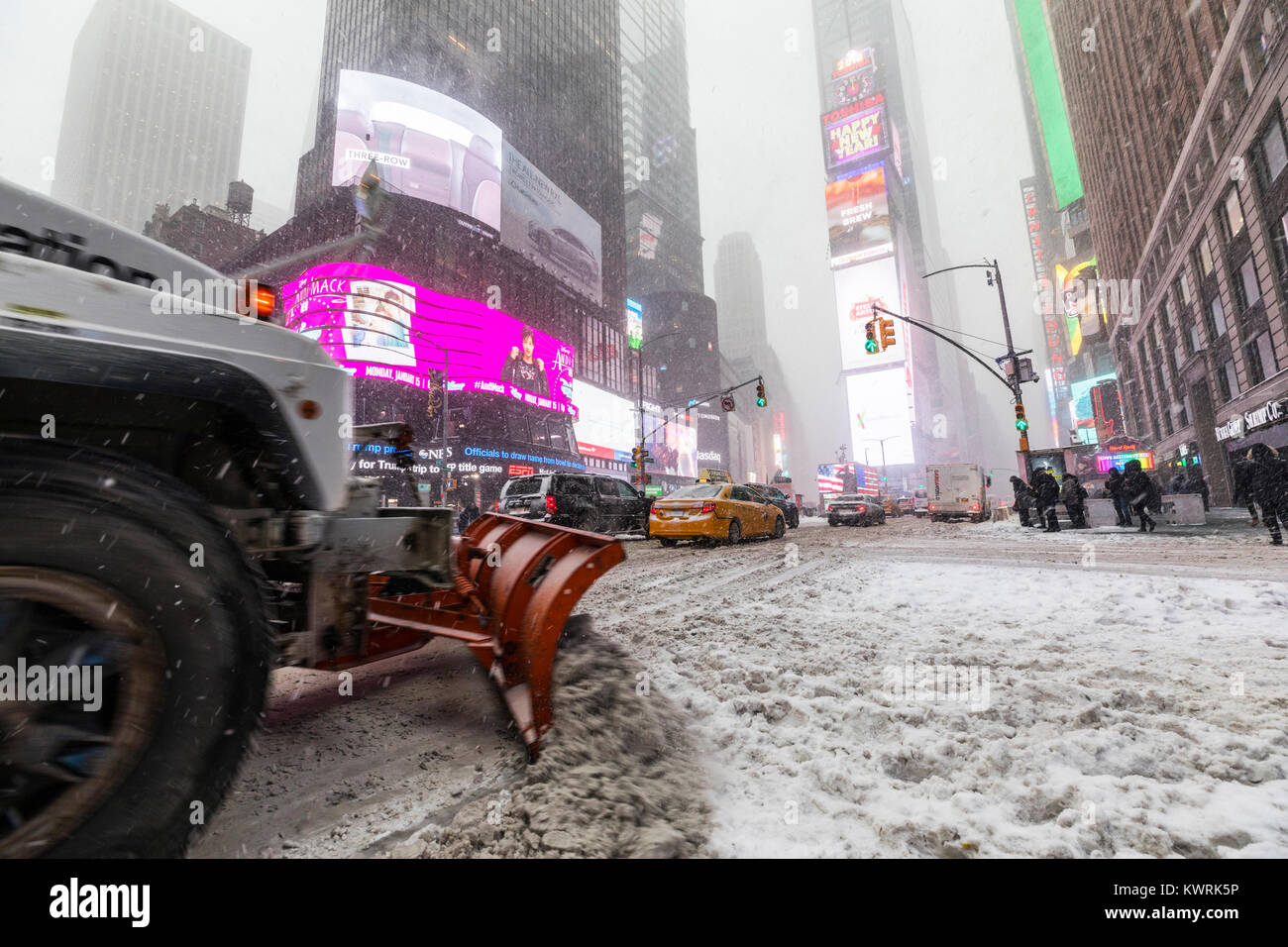 New York, USA. 4th Jan, 2018. Heavy snowfall on Times square in New ...