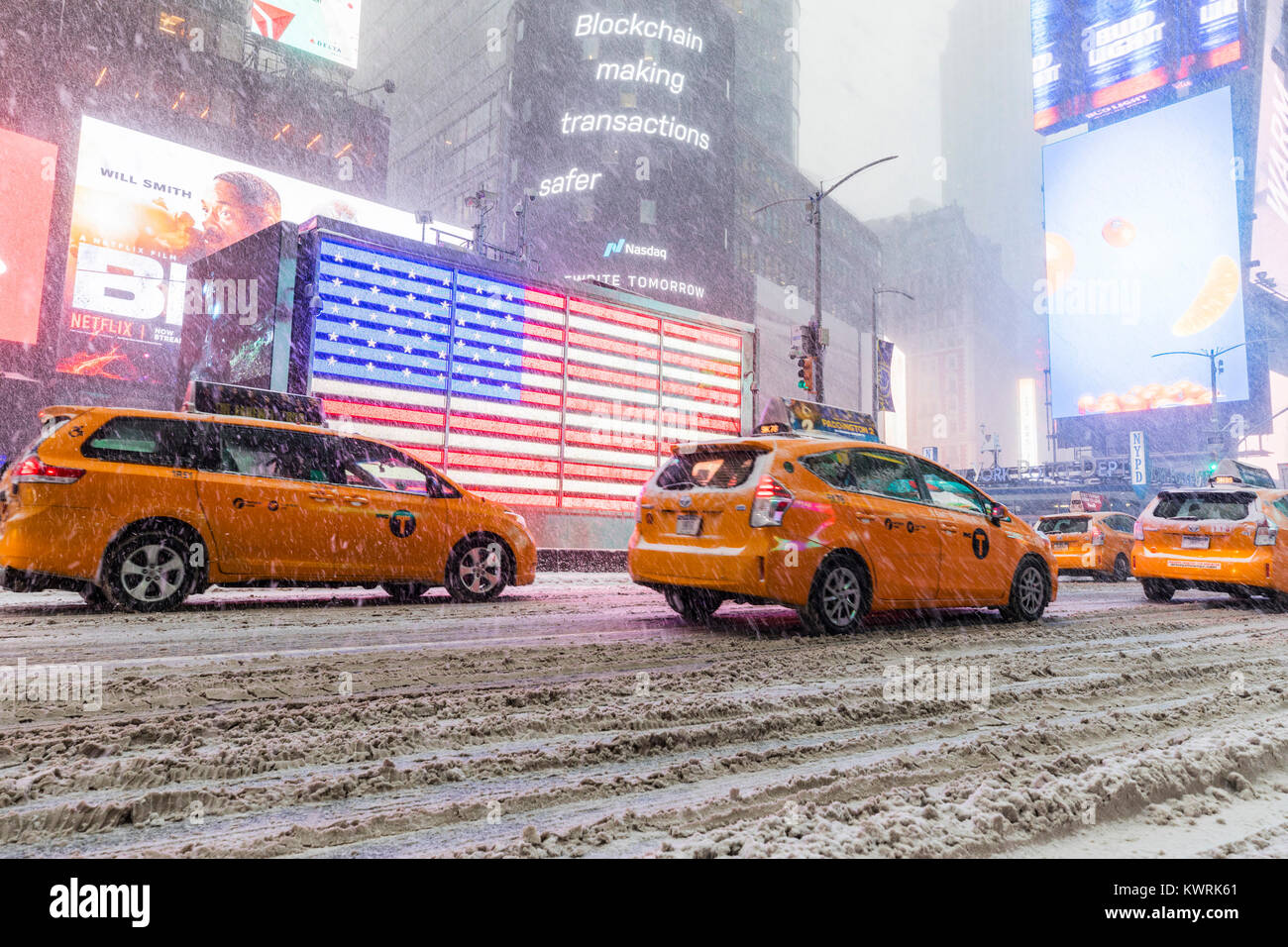 New York, USA. 4th Jan, 2018. Heavy snowfall on Times square in New ...