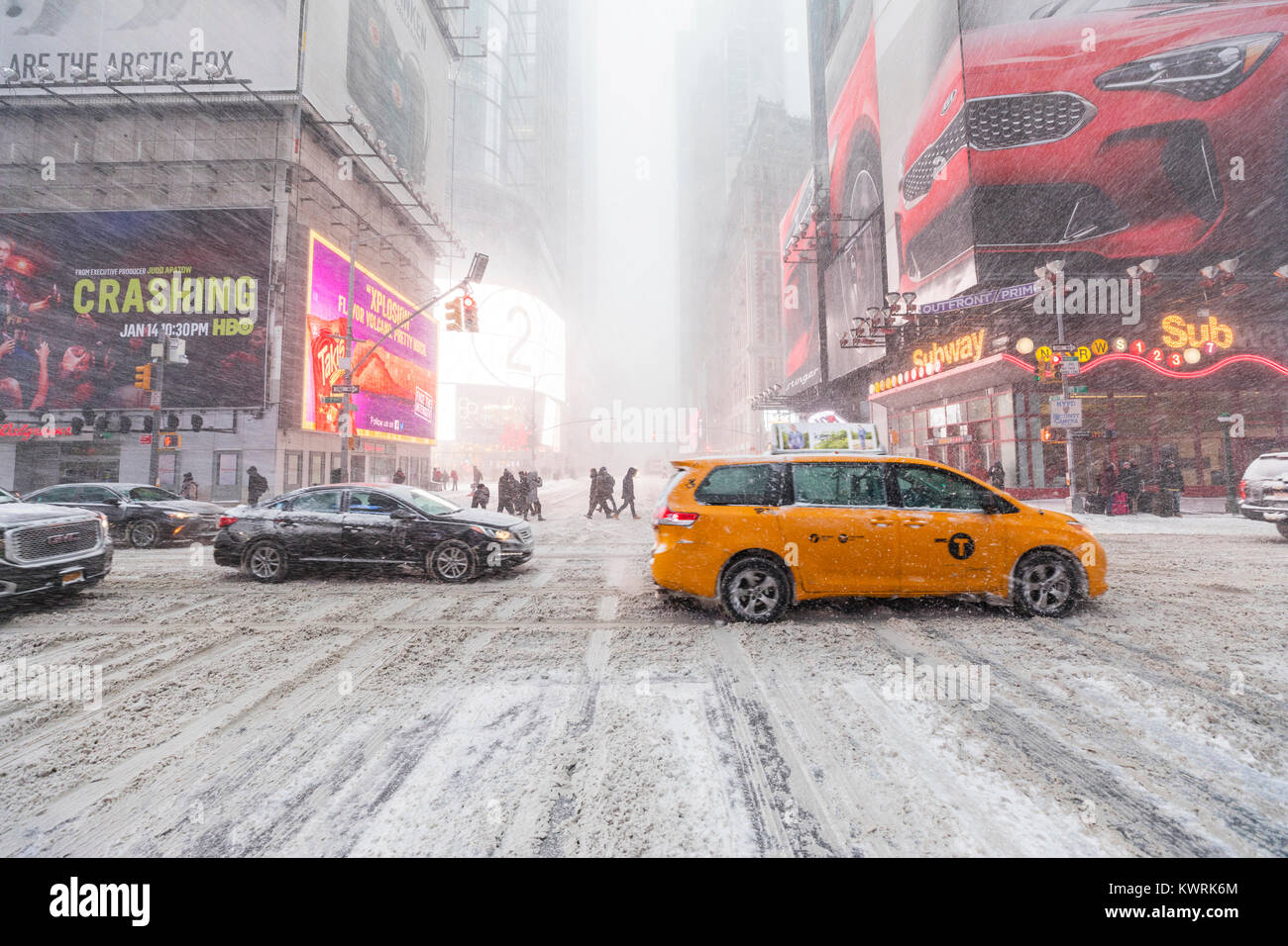 New York, USA. 4th Jan, 2018. Heavy snowfall on Times square in New ...