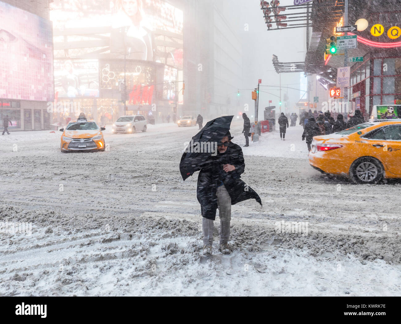 New York, USA. 4th Jan, 2018. Heavy snowfall on Times square in New ...