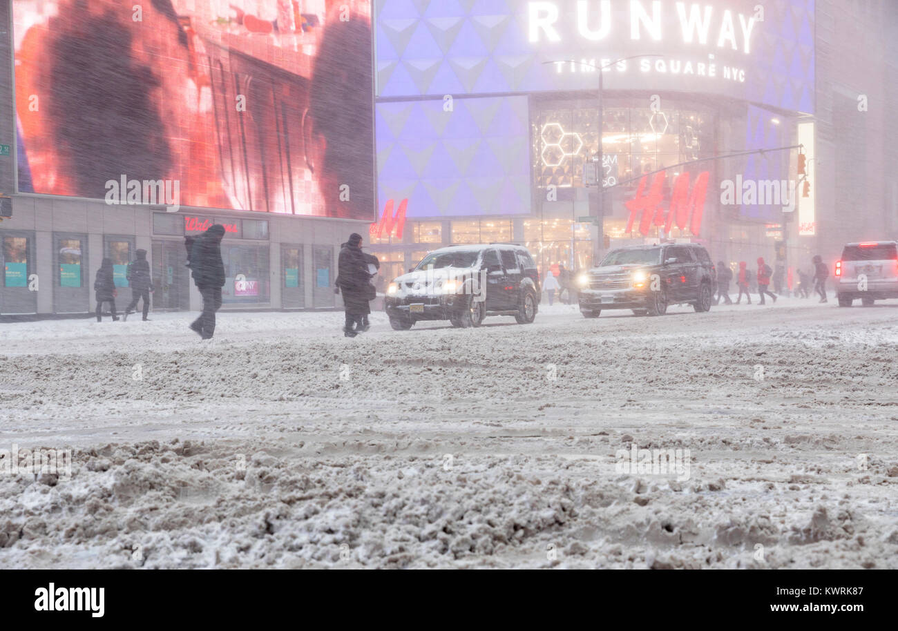 New York, USA. 4th Jan, 2018. Heavy snowfall on Times square in New ...