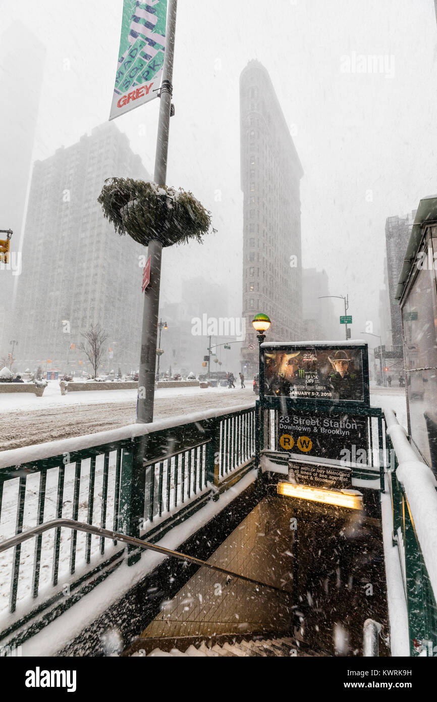 New York, USA. 4th Jan, 2018. Heavy snowfall in New York City, Flatiron ...