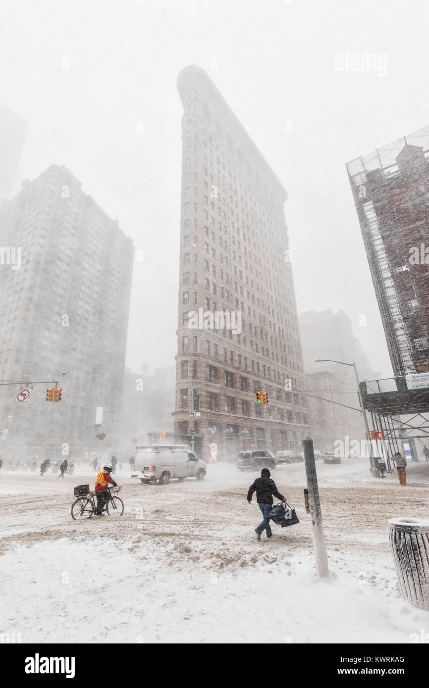 New York, USA. 4th Jan, 2018. Heavy snowfall in New York City, Flatyron ...