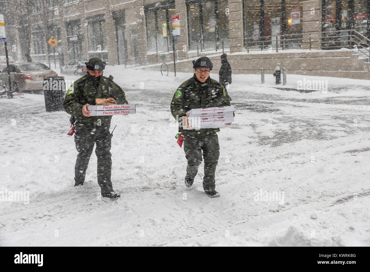 New York, USA. 4th Jan, 2018. HHeavy snowfall at Manhattan Bridge in ...