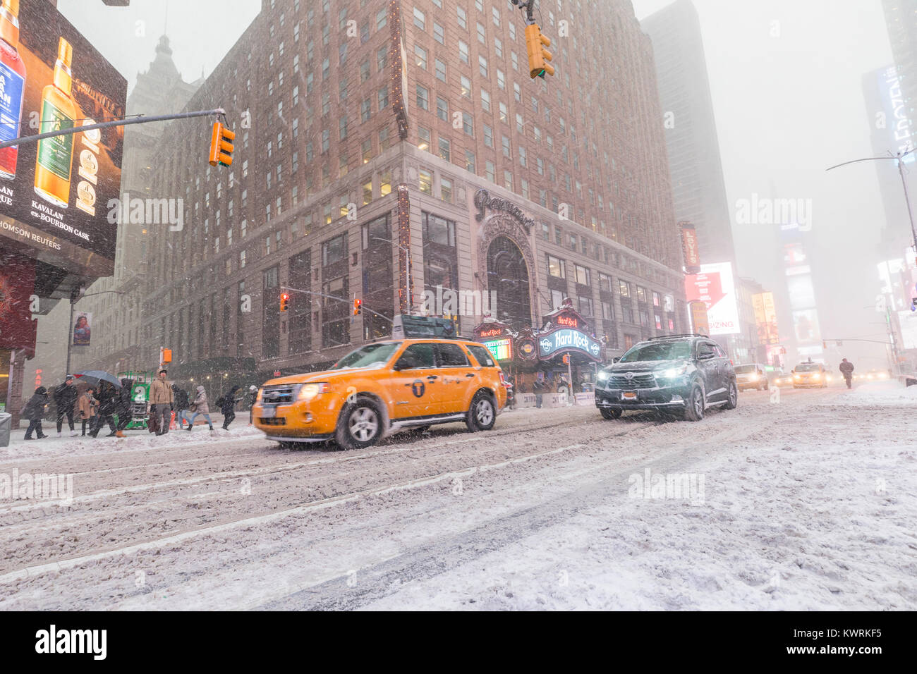 New York, USA. 4th Jan, 2018. Heavy snowfall on Times square in New ...