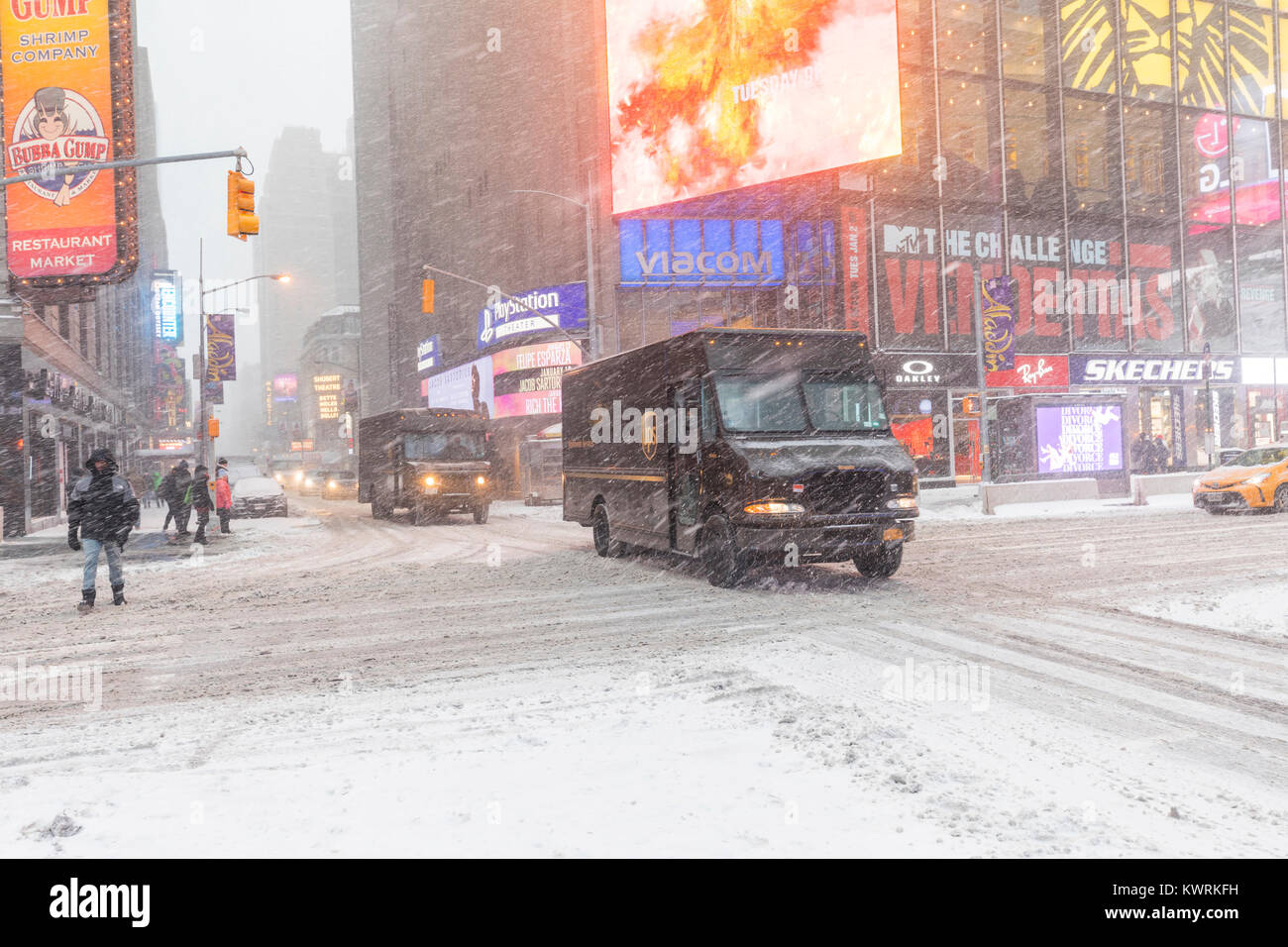 New York, USA. 4th Jan, 2018. Heavy snowfall on Times square in New ...