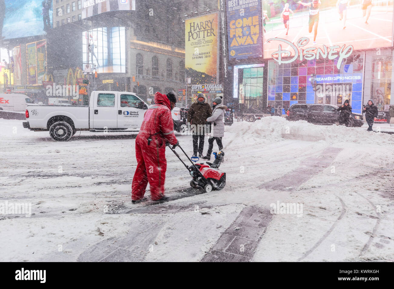 New York, USA. 4th Jan, 2018. Heavy snowfall on Times square in New ...