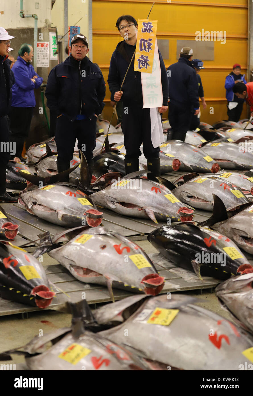 Tuna auction largest fish market hi-res stock photography and images ...