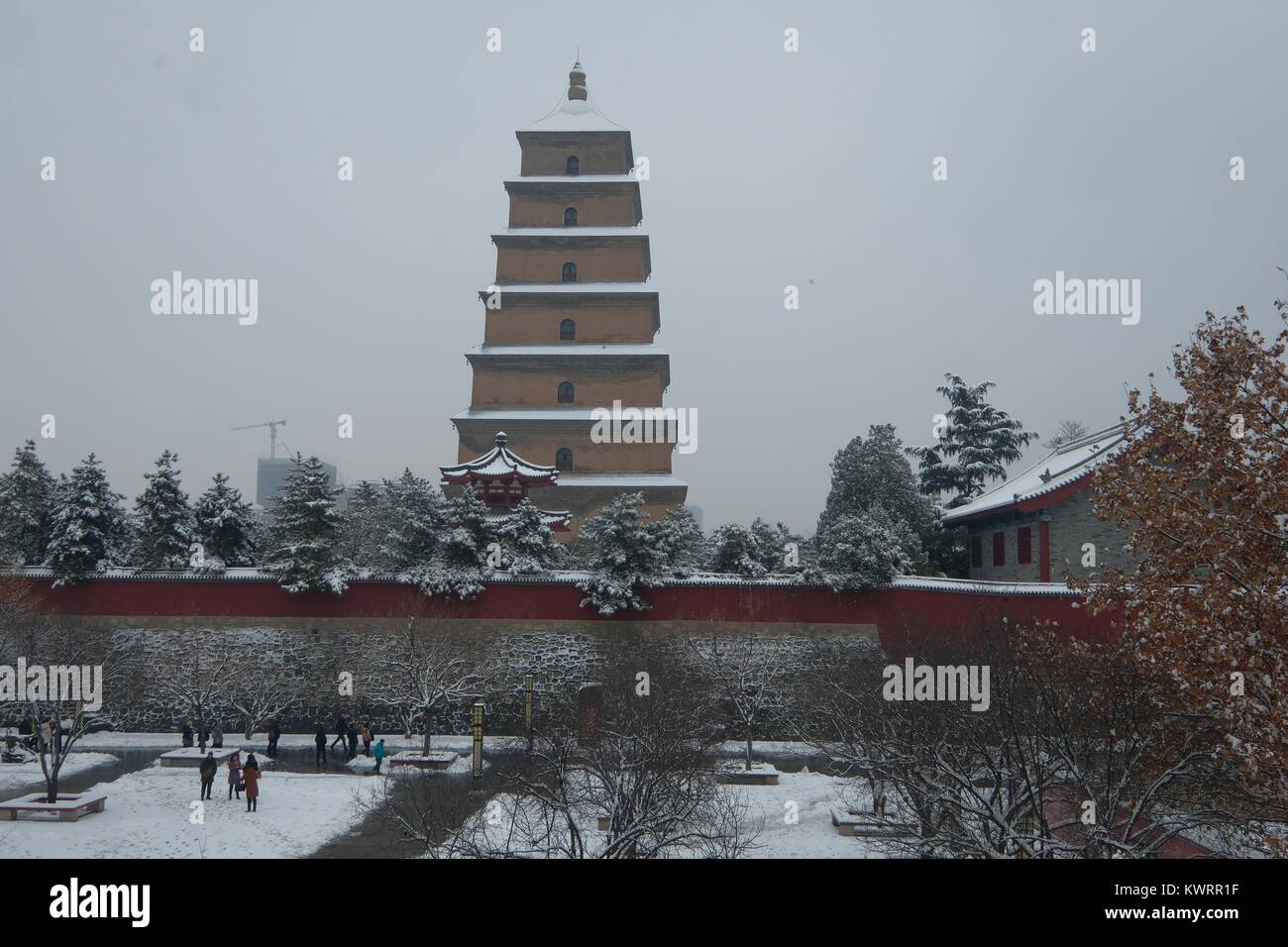 Xian, China. 5th Jan, 2018. (EDITORIAL USE ONLY. CHINA OUT) .The heavy ...