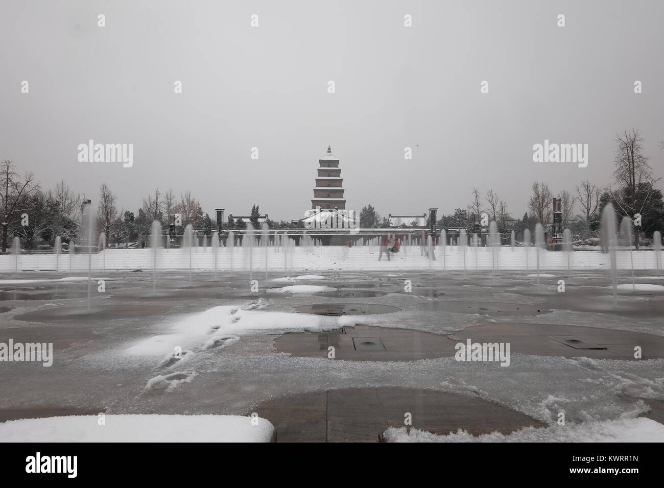 Xian, China. 5th Jan, 2018. (EDITORIAL USE ONLY. CHINA OUT) .The heavy ...