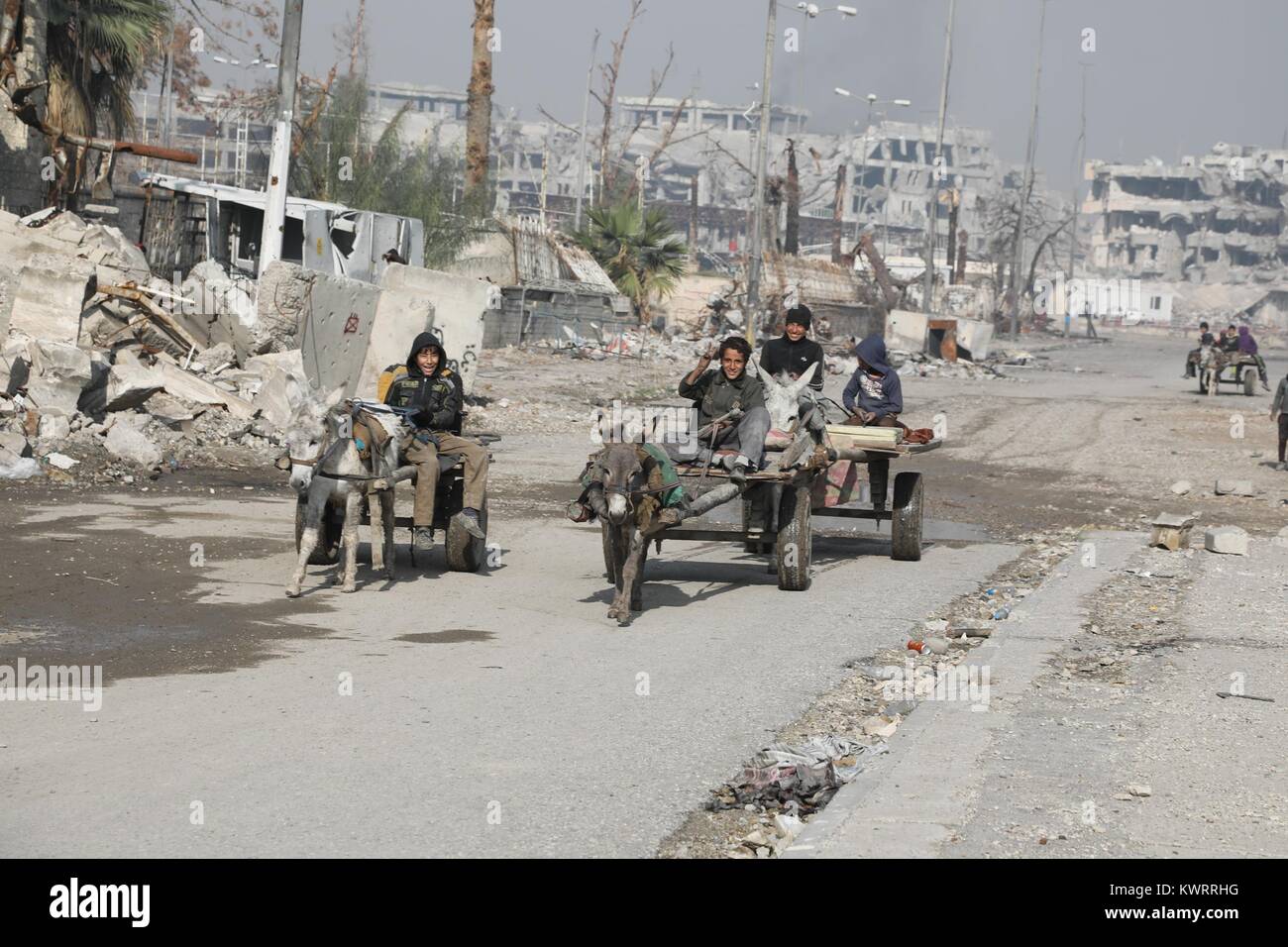 Mosul, Iraq. 4th Jan, 2018. Iraqis are seen on donkey carts in Mosul ...