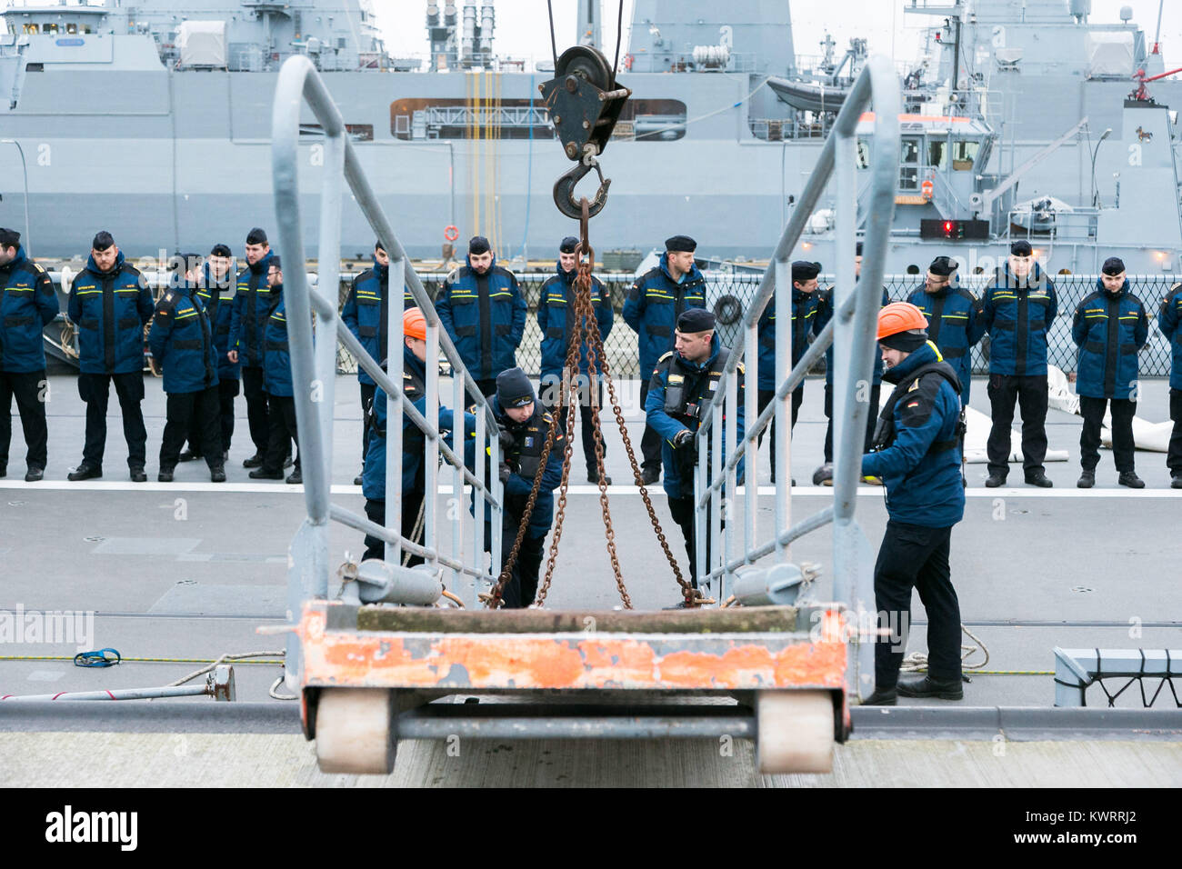 Wilhelmshaven, Germany. 5th Jan, 2018. The boarding bridge to the ...