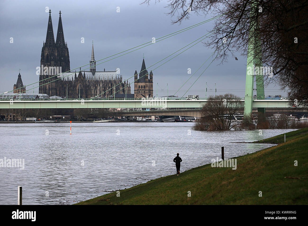 Cologne, Germany. 5th Jan, 2018. The river Rhine is flooding areas near ...