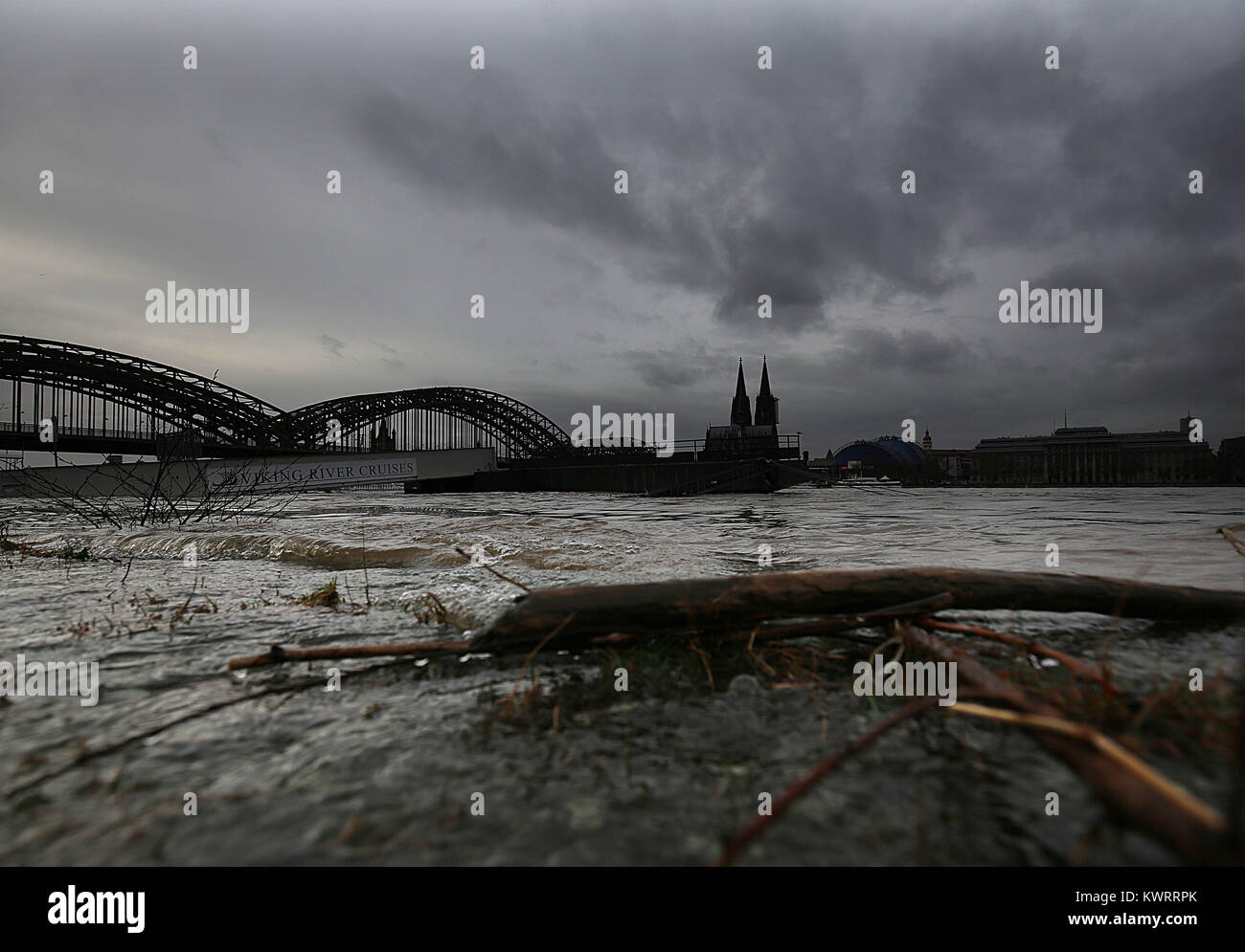 Cologne, Germany. 5th Jan, 2018. The river Rhine is flooding areas near ...