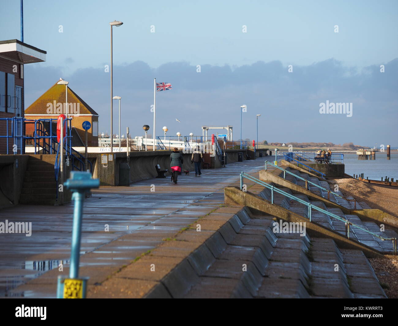 Sheerness, Kent, UK. 5th Jan, 2018. UK Weather: a sunny day with blue ...