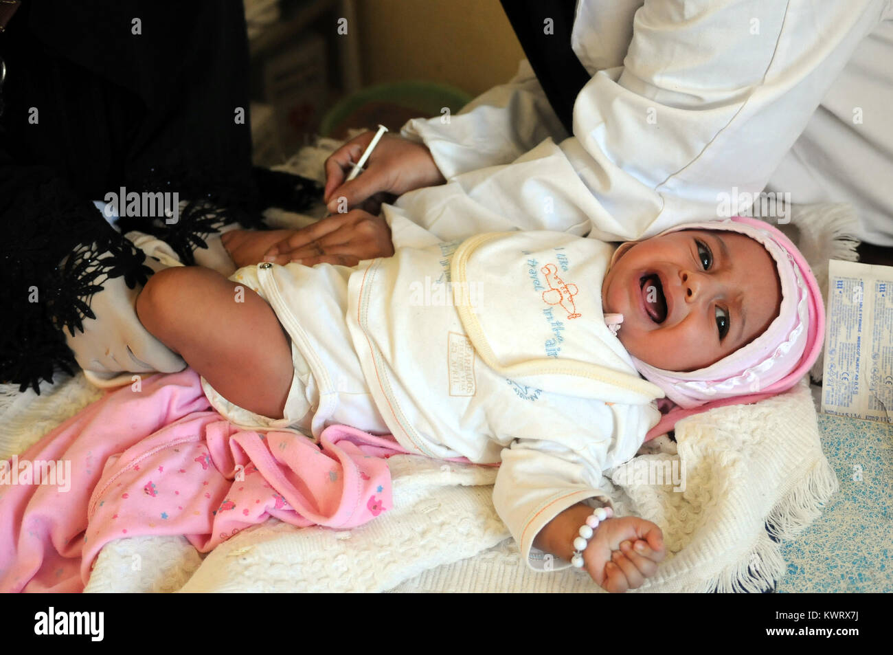 Sanaa, Yemen. 4th Jan, 2018. A baby receives an anti-diphtheria vaccine ...