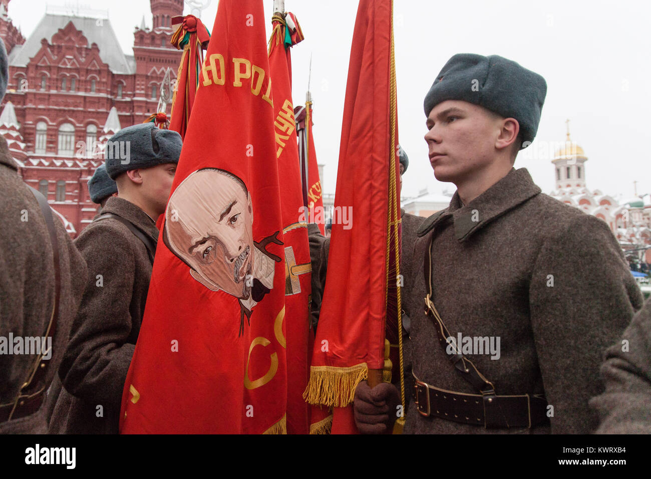 Moscow, Russia. 7th Nov, 2016. A Russian soldier seen carrying the ...