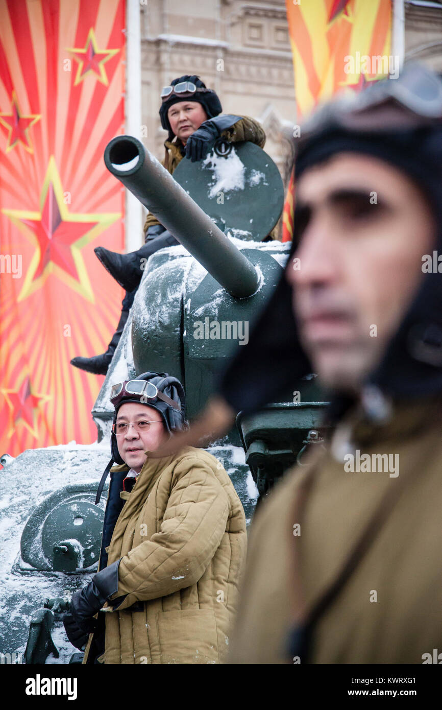 Moscow, Russia. 7th Nov, 2016. Soldiers dressed in WW2 uniform seen ...