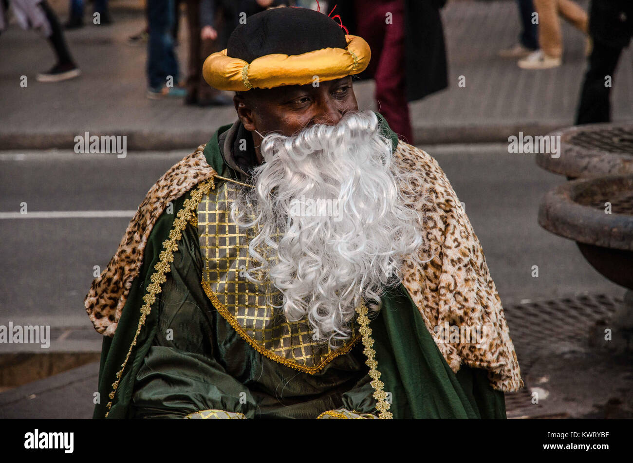 Barcelona, Catalonia, Spain. 5th Jan, 2018. The Kings street vendors ...