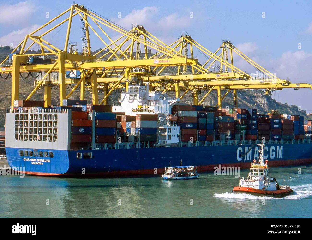Barcelona, Catalonia, Spain. 22nd Sep, 2004. Container ships are loaded ...