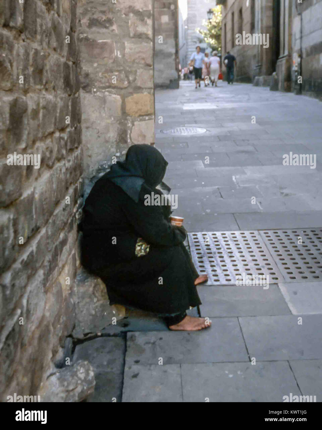 Barcelona, Catalonia, Spain. 5th Jan, 2018. An elderly barefoot beggar ...