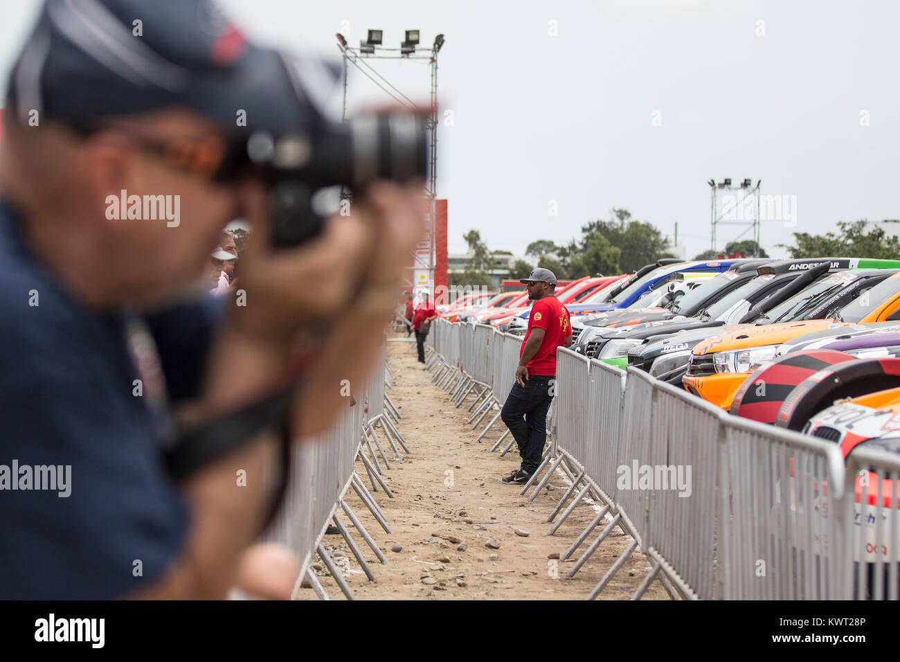 (180106) -- LIMA, Jan. 6, 2018 -- A man takes photos at the Dakar ...