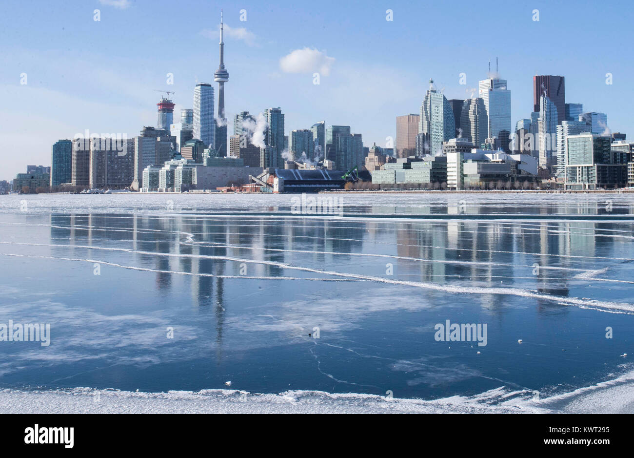 Toronto, Jan. 5. 25th Dec, 2017. Lake Ontario is frozen in extreme cold ...